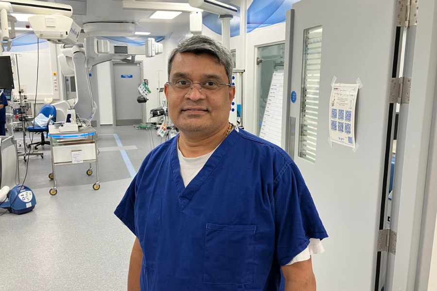 ‘Proud’ UHL surgeon carries out Europe’s first surgery using two ...